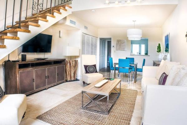 Villa At St. James Place “H”, Luxury, Pet Friendly - Miami, FL