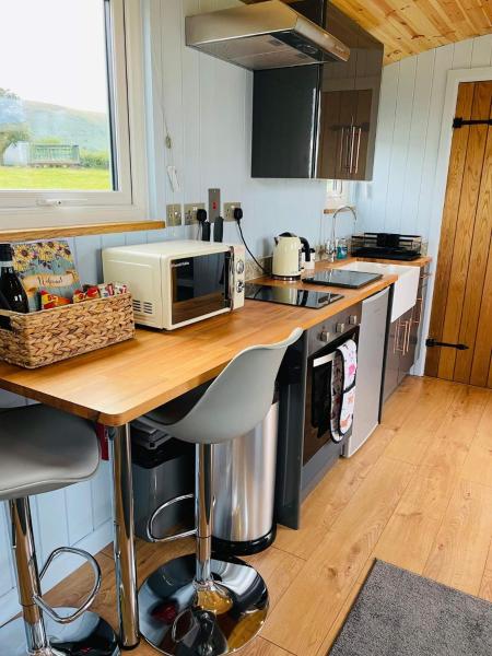 Bespoke Luxury Huts With Hot Tubs. Located In The Black Mountains. - Herefordshire