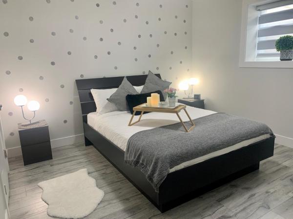 Luxurious & Stylish Two Bedroom Suite, Full Kitchen, Close To Vancouver - Delta