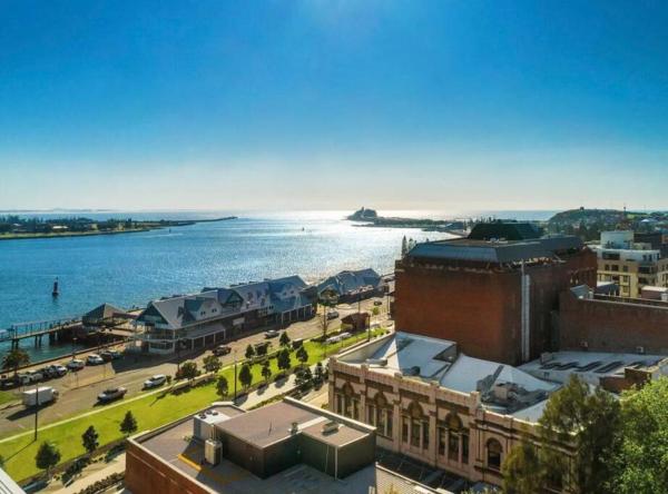 3 Bedroom Apartment Over Looking Newcastle - Newcastle