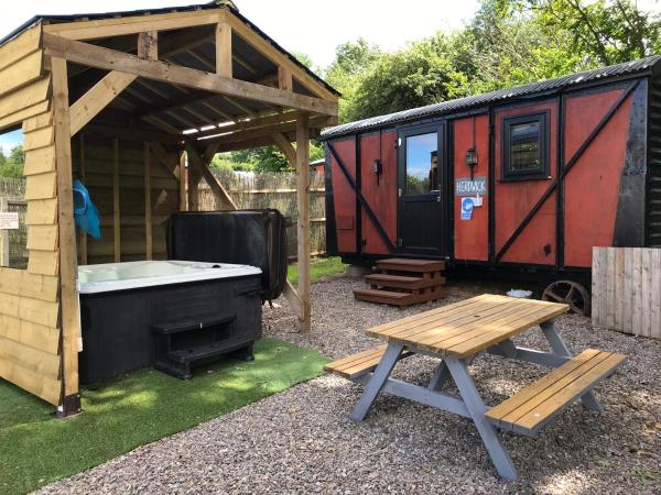Luxury Cosy Carriage With Electric Private Hot Tub - Herefordshire