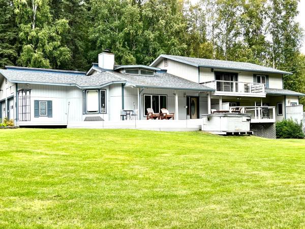 Spacious Resort Style Retreat Sleeps 20 - Fairbanks, AK