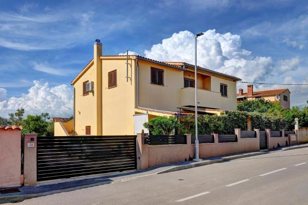 Apartments With A Parking Space Fazana - 7207 - Fažana