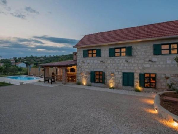 Adorable Holiday Home With Swimming Pool - Imotski