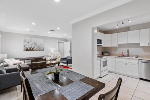 The Home In The Oaks - By Avi - Sunrise, FL