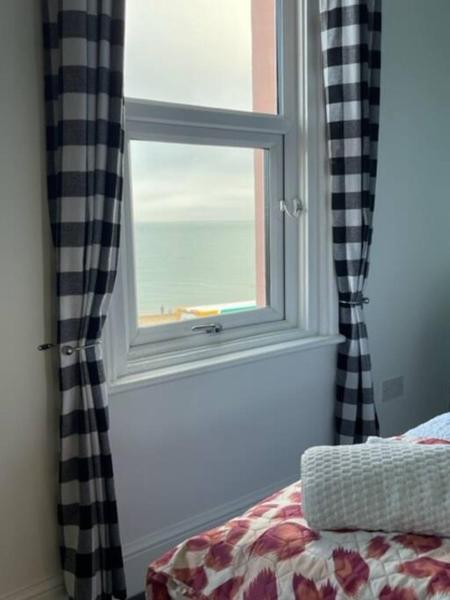 "The Parlour" Seafront Apartment - Eastbourne