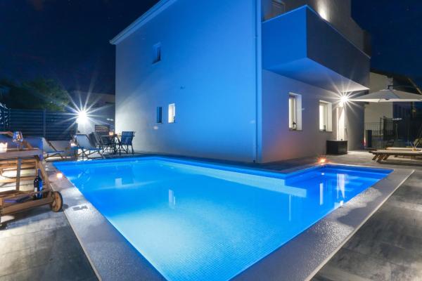 Family Friendly Apartments With A Swimming Pool Kastel Kambelovac, Kastela - 16162 - Split