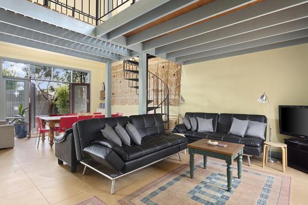 Large House On Wharf Street - Melbourne
