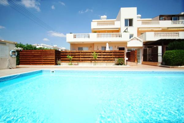 Central Pool-side 2 Bedroom Apartment In Paphos - Paphos