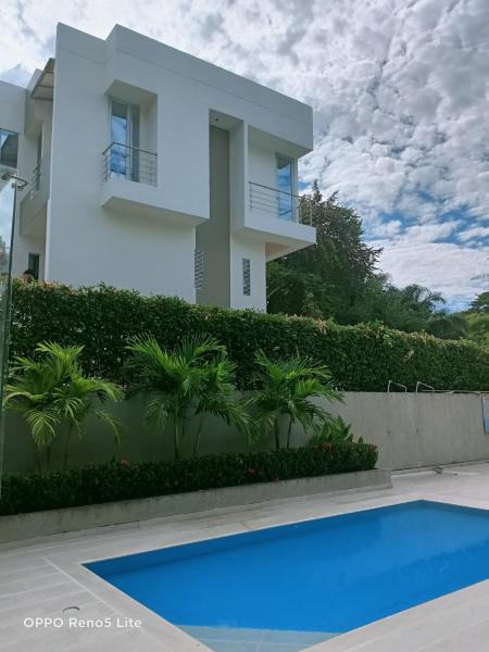 Casa Vacacional A 3 Minutos De Carmen De Apicalá - Colombia