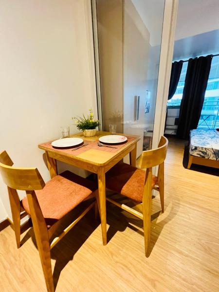 Azure Pool View With Balcony, Wifi And Netflix - Muntinlupa