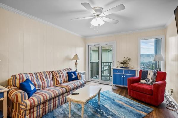 Cheery Coastal Condo With Balcony, Ac, W/d, 2 Pools, Grills, & Beach Access - Beaufort, NC