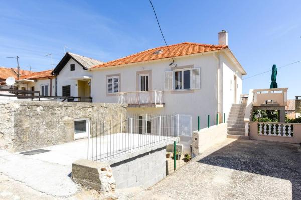 Two Bedroom Apartment With Terrace And Sea View Kali, Ugljan (A-19137-a) - Zadar