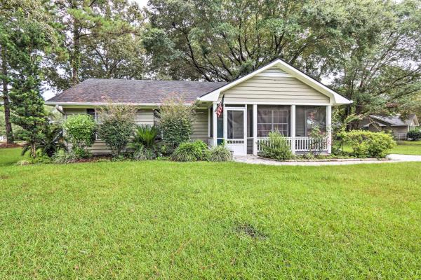 Peaceful Beaufort Home With Front Porch And Grill - South Carolina
