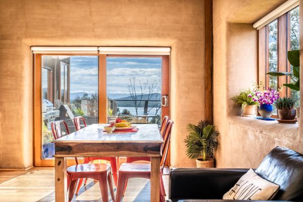 Unique Straw Bale Studio. Water Views. Free Wifi. 4 Min Walk To Beach. Sundeck. - Coles Bay