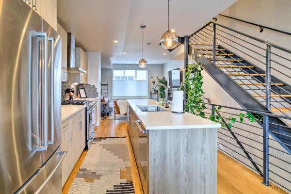 City Skyline Views Upscale Denver Townhome - Denver