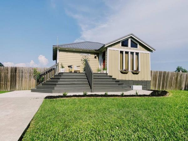 Bonnabel Haus W/ Stocktank Pool Ft. On Diy Network - Louisiana Renaissance Festival