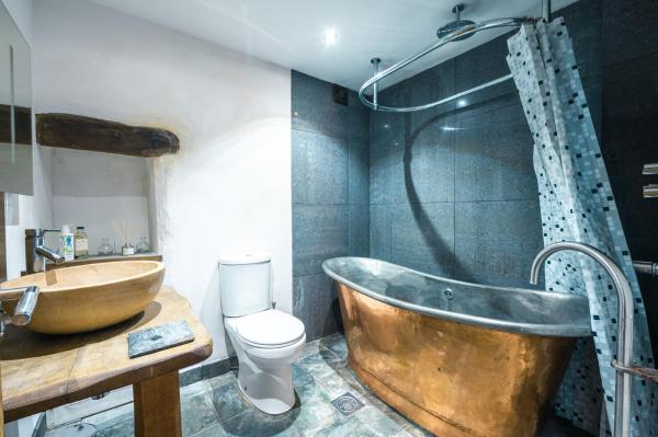 St Davids Hideaway With Roll-top Bath & Log Burner - Pembrokeshire