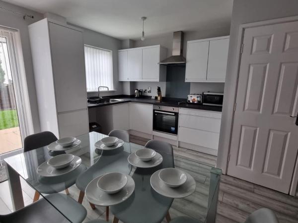 Beautiful 4 Bed Home, Sleeps 6, Driveway Parking, With Sky & Bt Sports - Manchester