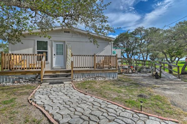 5 Mi To Rockport Beach Park Studio With Porch! - Rockport, TX