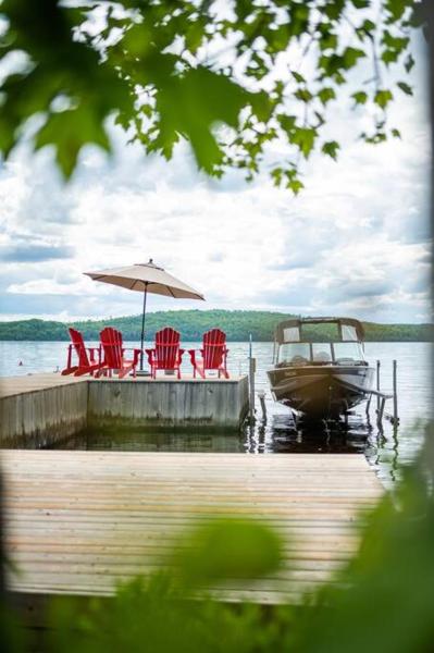 Private Cliffside Chalet Nestled In Nature With Western Sunsets & Waterfront Access Near Algonquin Park- Pass Included - Algonquin Provincial Park