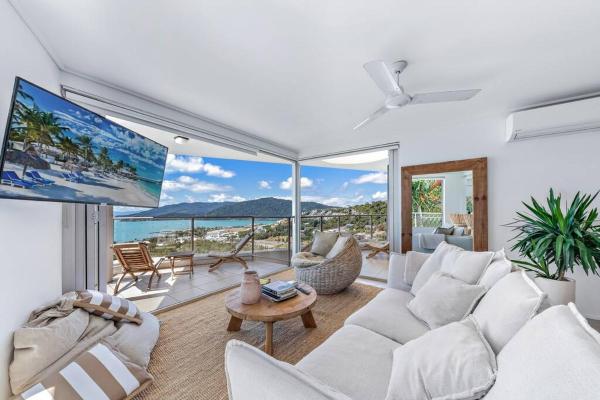 The Top Floor Luxury Accomodation For 2 Spa Bath - Airlie Beach