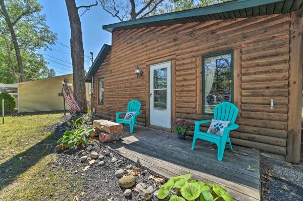 Charming Houghton Lake Cottage With Backyard! - Michigan