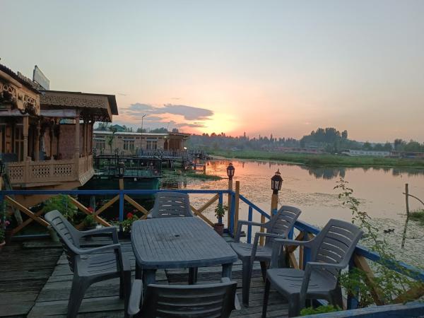 New Dunhill Houseboat - 斯里納加爾