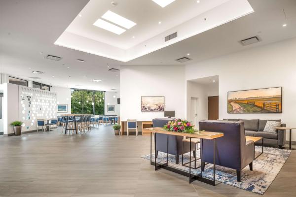 Coast Tsawwassen Inn - Ladner