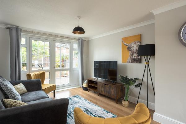 Stylish & Spacious 3br Home With Private Driveway - Hertfordshire