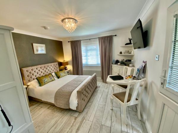 The Knightwood Oak A Luxury King Size En-suite Space - Lymington New Forest With Totally Private Entrance - Key Box Entry - Free Parking & Private Outdoor Seating Area - Town ,Shops , Pubs & Solent Way Walking Distance & Complimentary Breakfast Items - Lymington