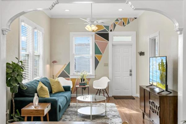 Modern Bungalow Less Than 4 Blocks To 7th Ave In Ybor - Tampa Bay, FL