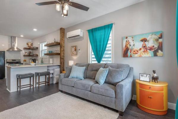 Gambino Getaway Shotgun Style Apt In The Heart Of Ybor City - ZooTampa at Lowry Park, Tampa