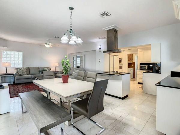 Steps From The Beach, Best Location, 2 Bdrm 2 Bth - Clearwater Beach, FL