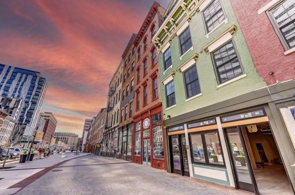 Spacious 1 Bed 1 Bath Downtown Otr Condo Minutes Walk To The Reds Bengals Stadium & More! - Cincinnati, OH