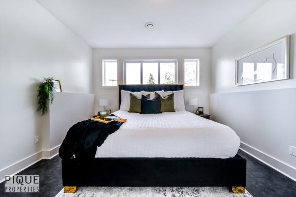 Stunning Modern Suite - King Bed - Free Parking & Netflix - Fast Wi-fi - Long Stays Welcome - Edmonton