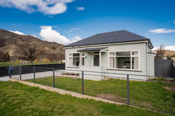 Lake Dunstan Cottage - Cromwell Holiday Home - Cromwell, New Zealand