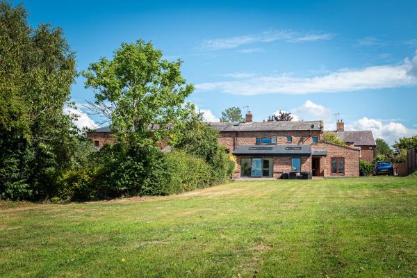 No1 Little Barrow Barns - Sleeps 10 - Tarporley