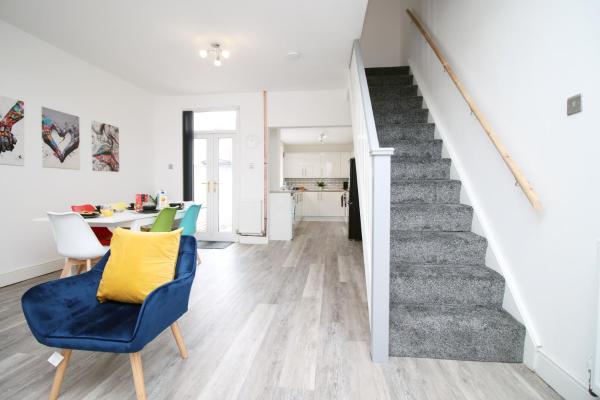 3-bed Townhouse - Central, Free Parking - Port Talbot
