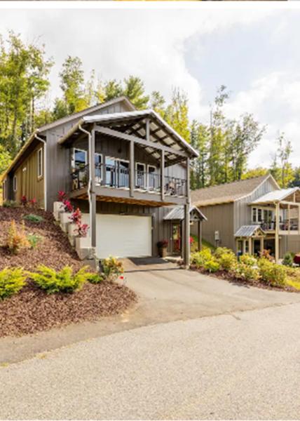 Serene Rustic Farmhouse Mountain Cottage (Sleeps 4) - Boone, NC