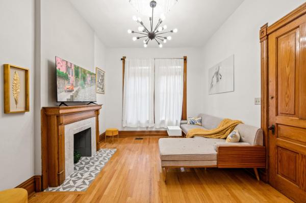 Lincoln Park Gem - East Village - Chicago