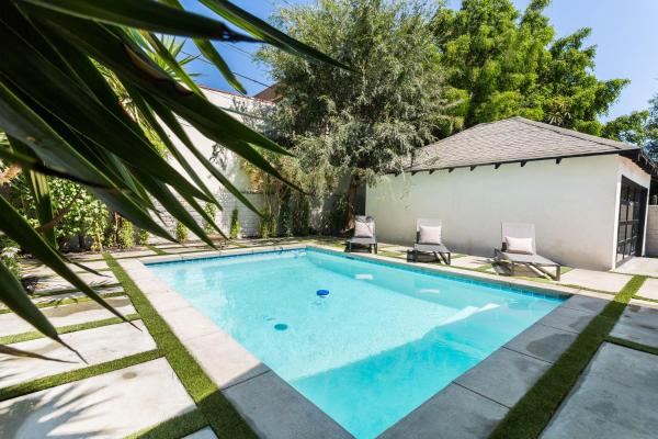Modern Bungalow With A Pool In Larchmont Village - Los Angeles, CA