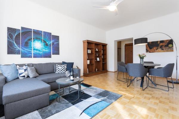 Bright And Spacious Attic Apartment - Praga