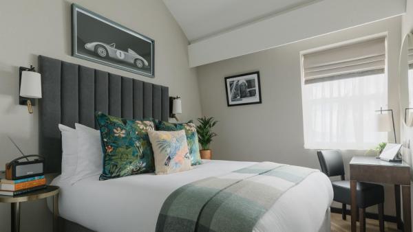 The Selwyn, Richmond - Surbiton