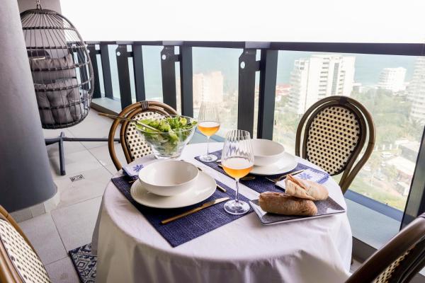 Beachfront Suite Ocean-view Balcony 300mb Fibre - Umhlanga