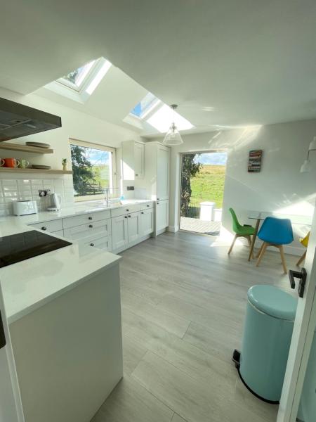 Kathleen's Carrowkeel Cottage - County Mayo