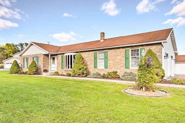 Charming Lewisburg Home With Hot Tub And Games! - Lewisburg, PA