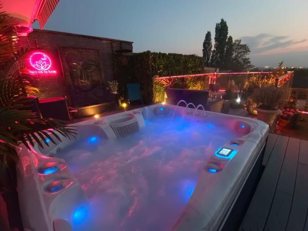 Spa De La Lune - Private Love Room Suite With Terrace And View - Air Conditioned- Double Jacuzzi - Sauna - King Size Bed - Free Wifi - Free Parking - Free Breakfast - Close To Cdg Airport And To The North Of Paris - Champs-sur-Marne