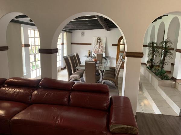 Safari Apartments -Beautiful 3 Bedrooms, 10-seater Dining , Tv Room, Garden & Pool - Krugersdorp