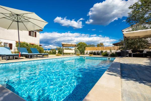 Apartman Luni Sa Bazenom - Malinska, Sveti Anton - Cres